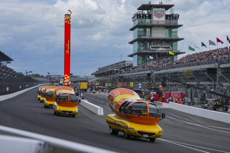 Hot diggity dog! Wienermobiles put on riveting race in Wienie 500 at ...